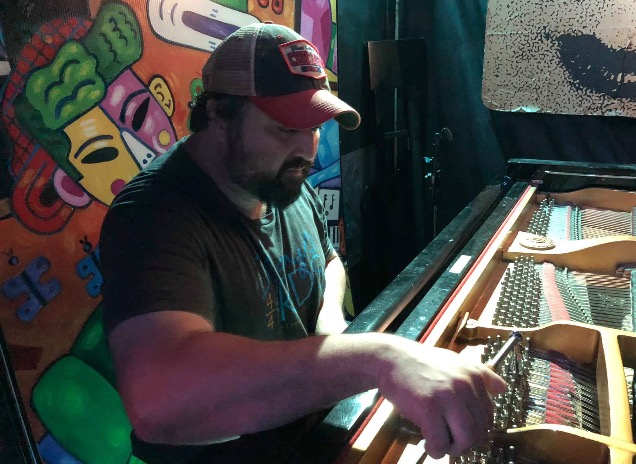 DV Pianoworks - PhotosBefore and after cleaning the soundboard ...
